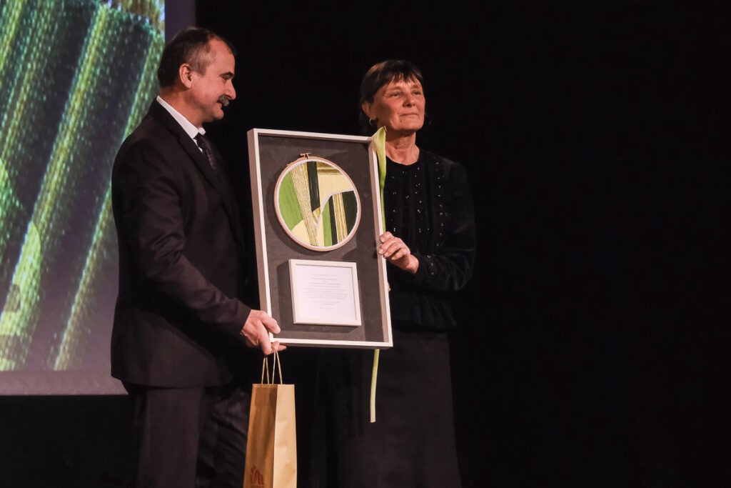 Zentán adták át a Magyar Életfa, a Plakett és az Aranyplakett díjakat ...