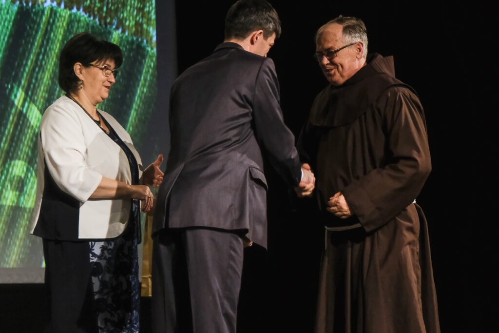 Zentán adták át a Magyar Életfa, a Plakett és az Aranyplakett díjakat ...