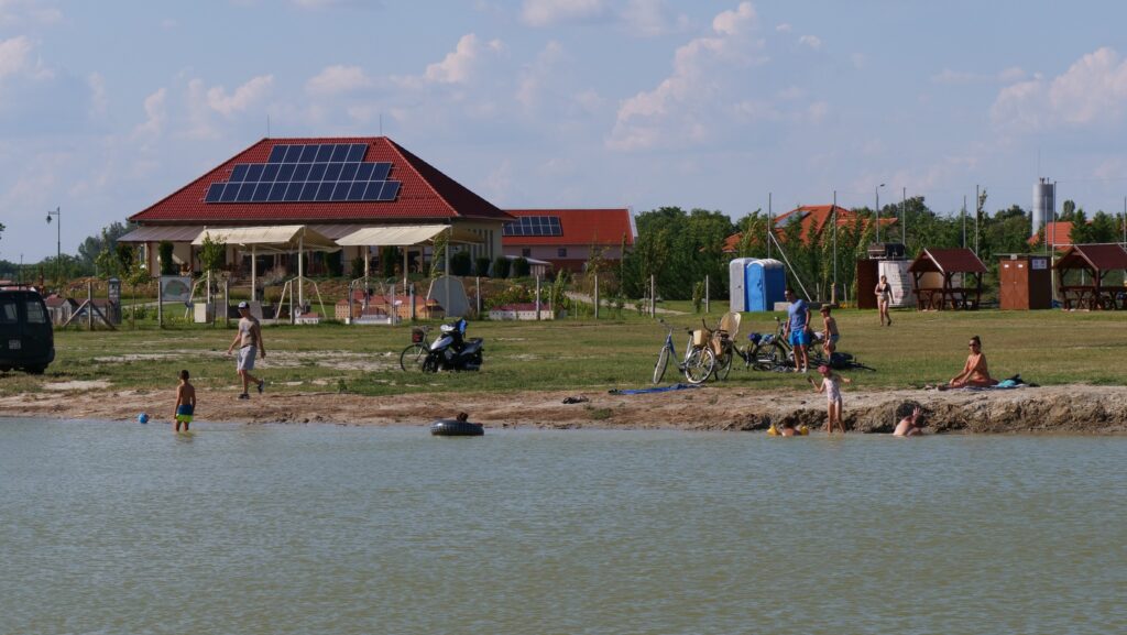 Nemcsak a fürdőben, tóban is csobbanhatunk Mórahalmon | SZMSZ (Szabad ...