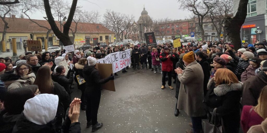Vastaps a tanároknak, tüntetés a szabadkai Svetozar Marković Gimnázium ...